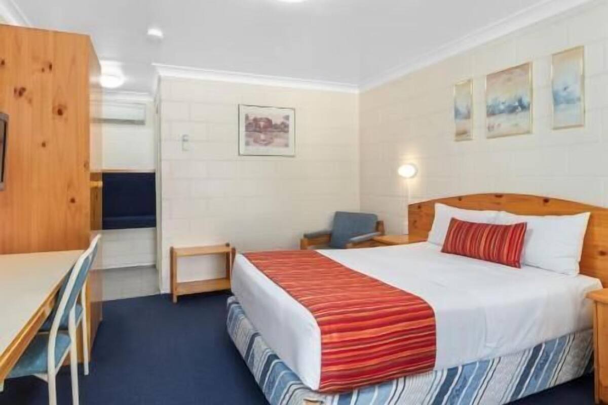 1 quarto, escrivaninha, cortinas blackout, ferros/tábuas de passar roupa