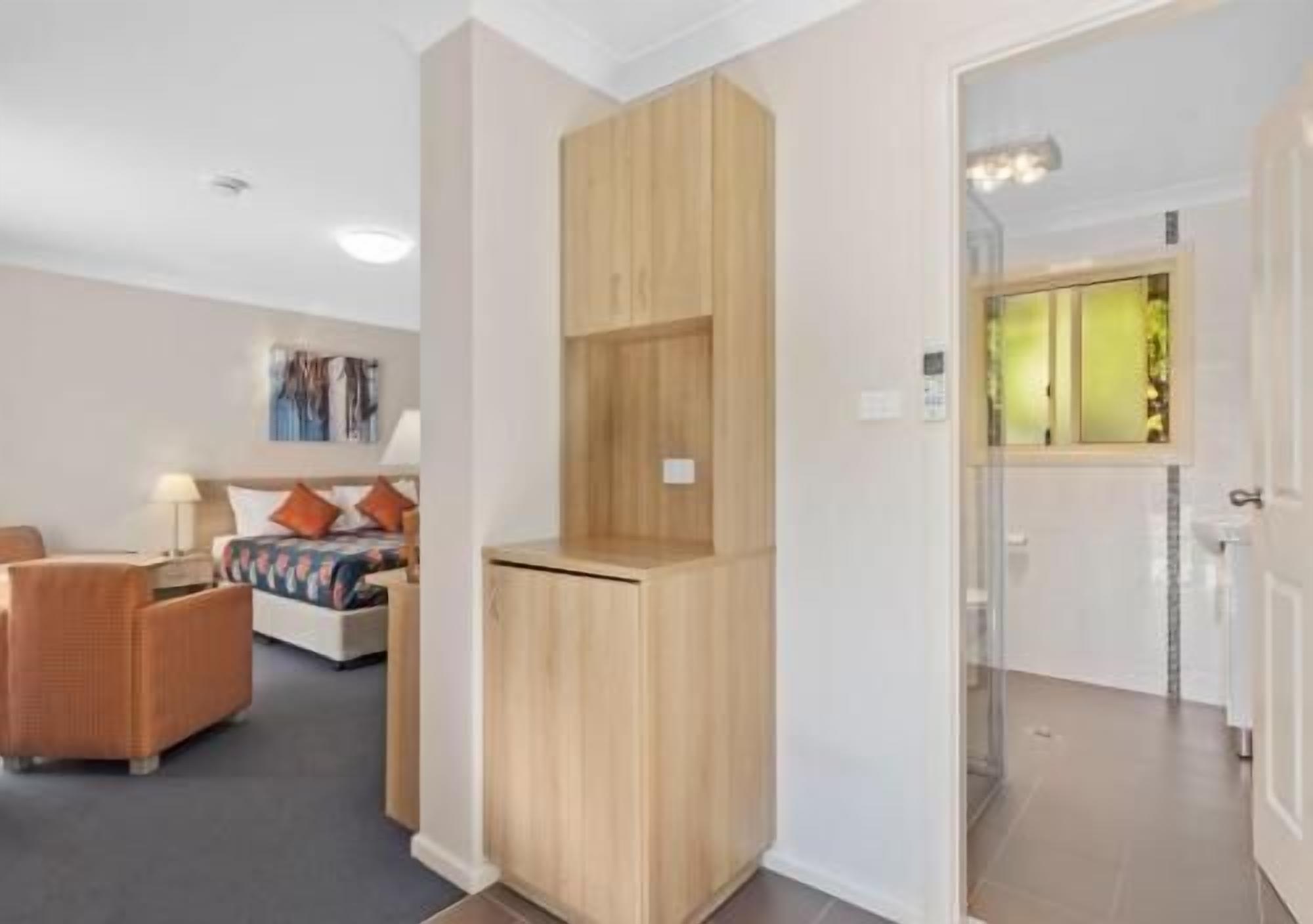 1 quarto, escrivaninha, cortinas blackout, ferros/tábuas de passar roupa