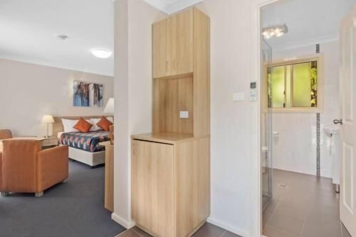 1 quarto, escrivaninha, cortinas blackout, ferros/tábuas de passar roupa