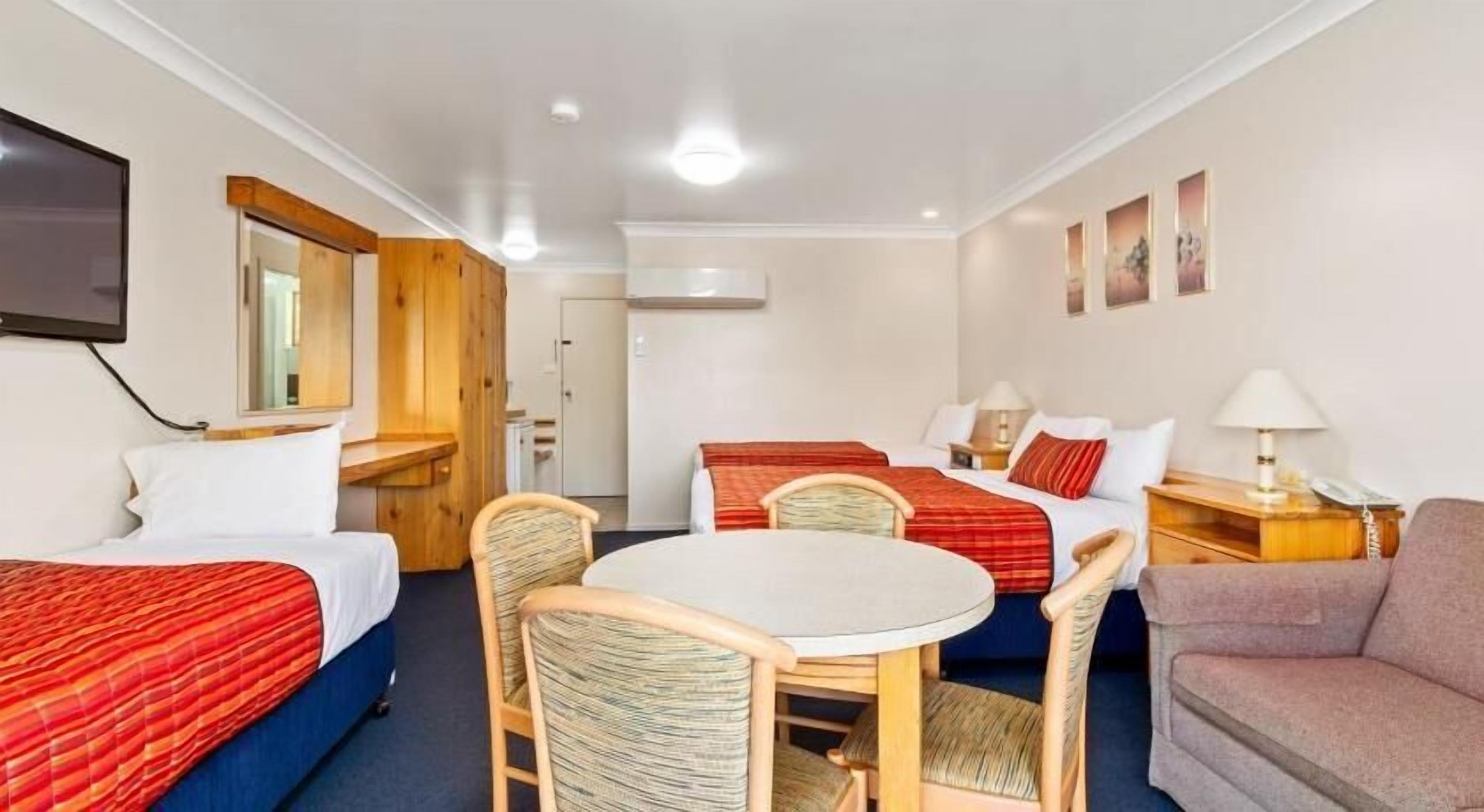 1 quarto, escrivaninha, cortinas blackout, ferros/tábuas de passar roupa