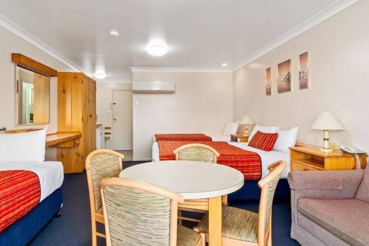 1 quarto, escrivaninha, cortinas blackout, ferros/tábuas de passar roupa