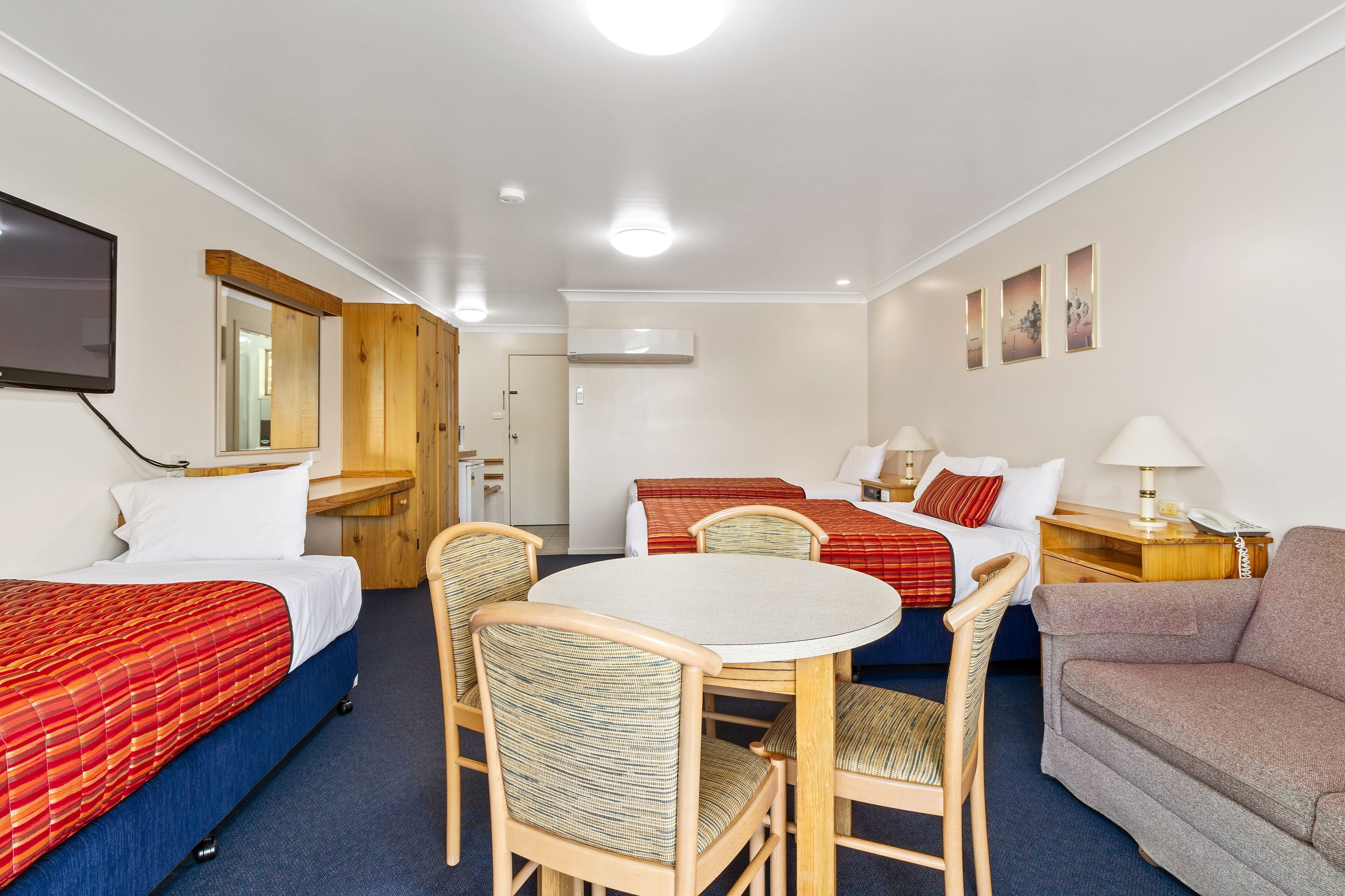 1 quarto, escrivaninha, cortinas blackout, ferros/tábuas de passar roupa