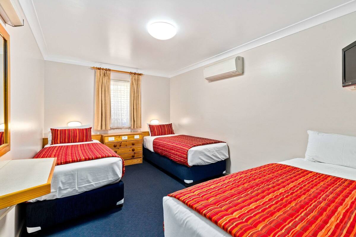 1 quarto, escrivaninha, cortinas blackout, ferros/tábuas de passar roupa