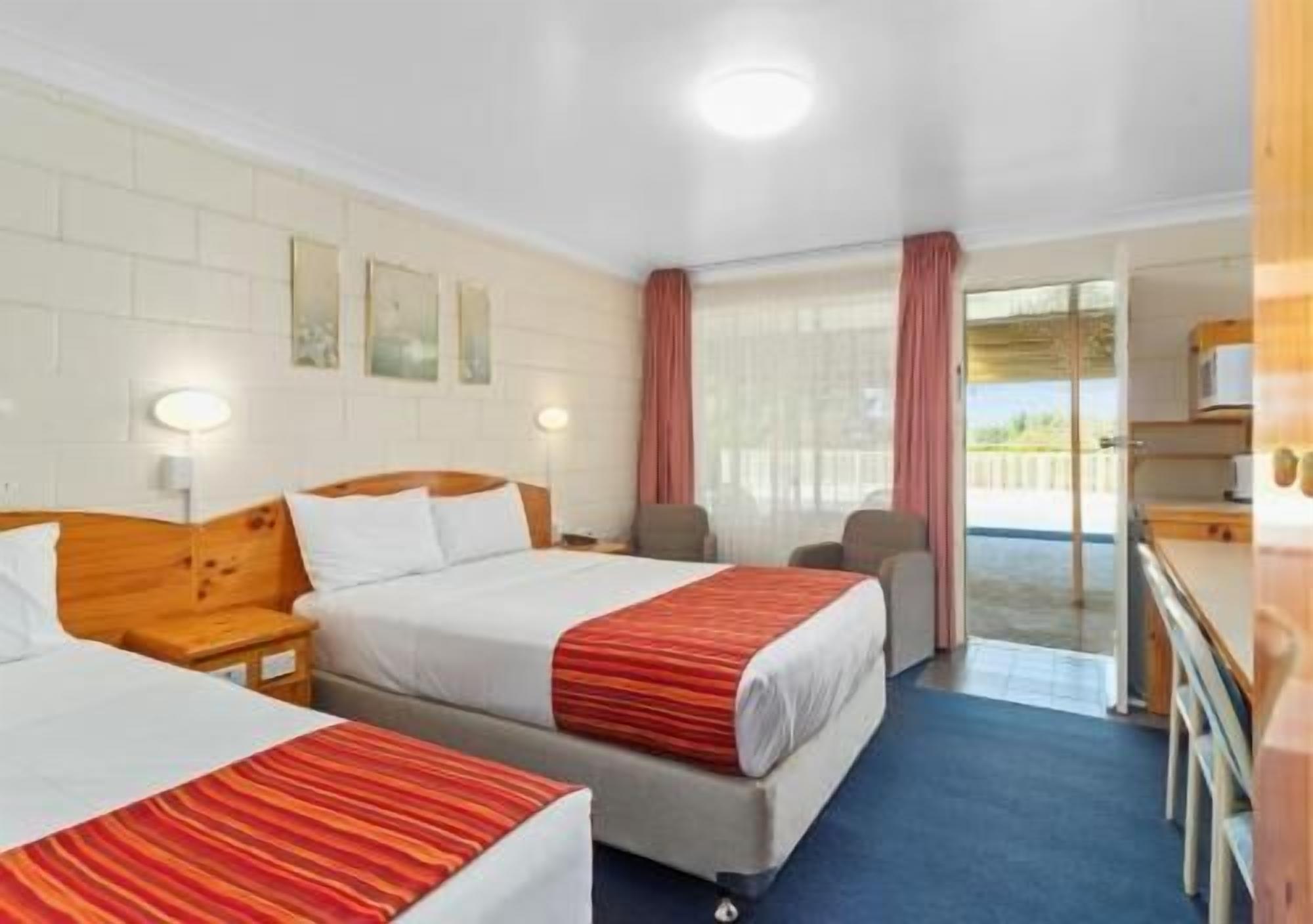 1 quarto, escrivaninha, cortinas blackout, ferros/tábuas de passar roupa