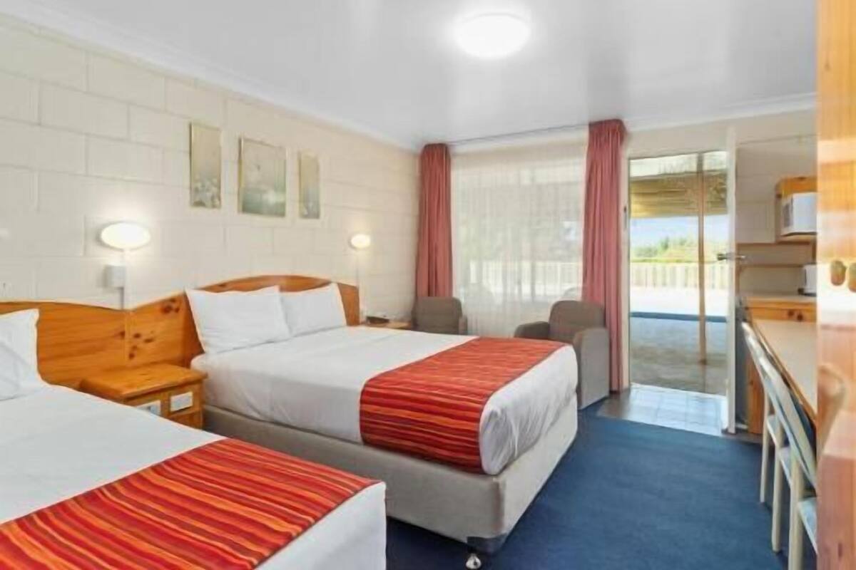 1 quarto, escrivaninha, cortinas blackout, ferros/tábuas de passar roupa