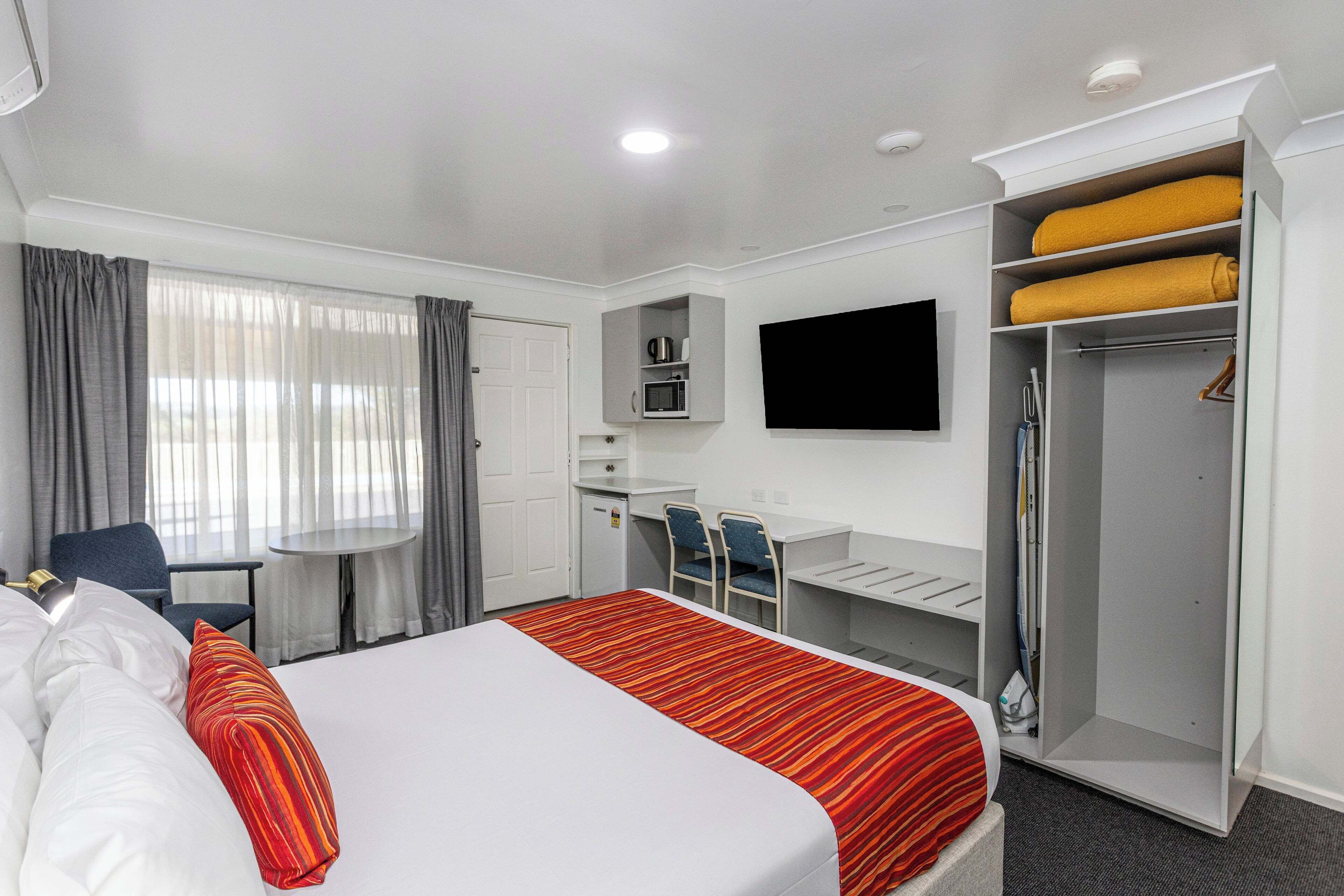 Quarto standard, 1 cama Queen | 1 quarto, escrivaninha, cortinas blackout, ferros/tábuas de passar roupa