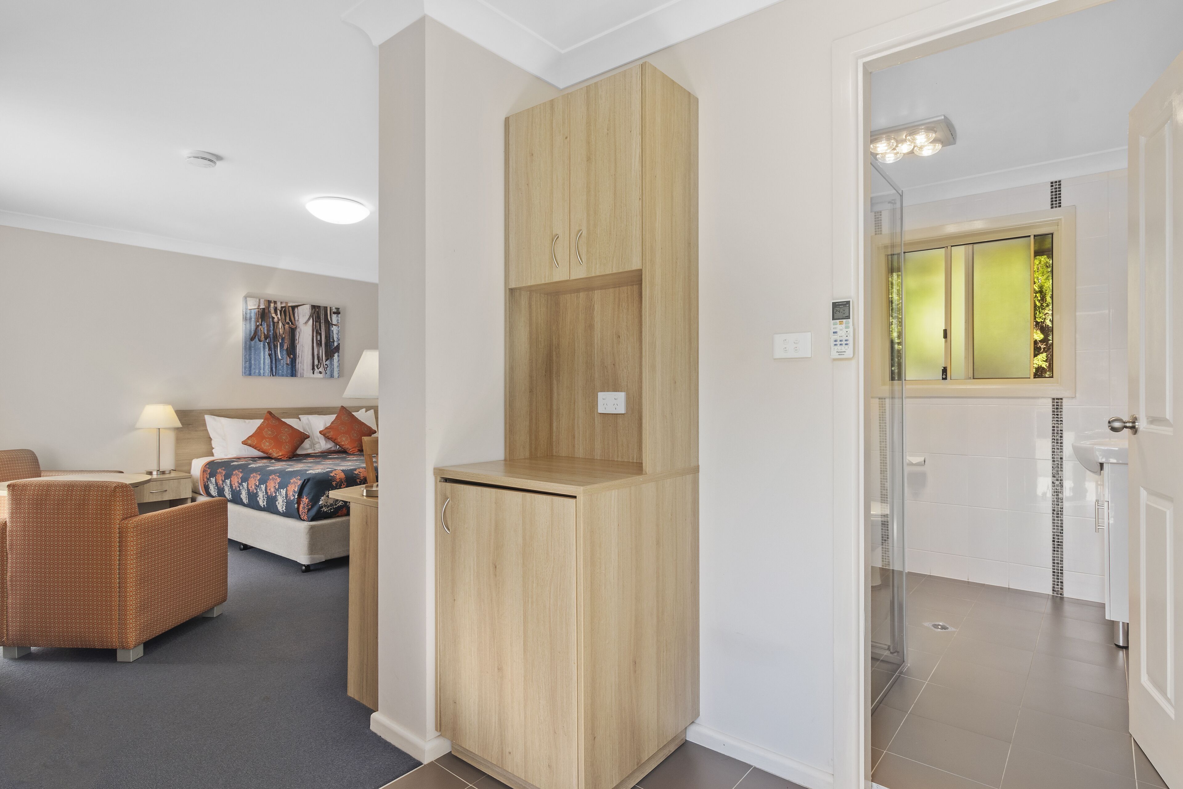 Banheiro | Chuveiro, produtos de toalete grátis, secador de cabelo 