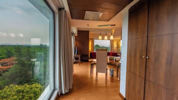 Suite with Bathtub, 2 way Airport Transfer | Roupas de cama premium, camas com colchões pillow-top
