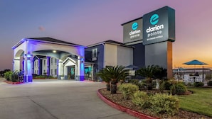 Entrada de hotel com uma placa indicando "Clarion Pointe by Choice Hotels".