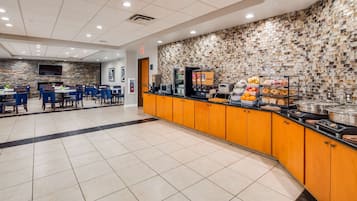 Café da manhã completo grátis todos os dias