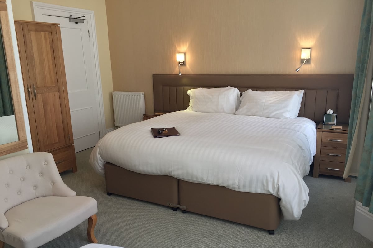 Quarto Triplo de Luxo | Roupa de alta qualidade, com decoração personalizada