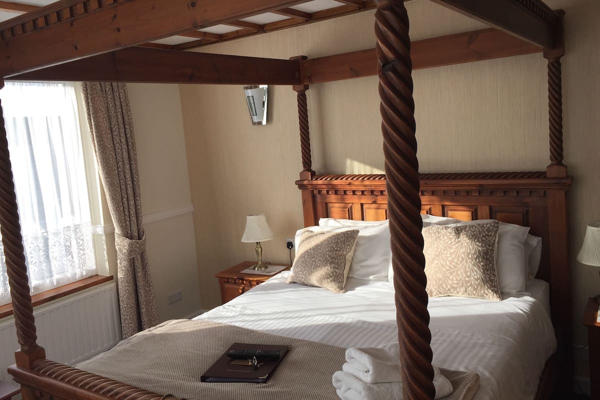Quarto Superior (Four Poster Bed) | Roupa de alta qualidade, com decoração personalizada