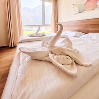 Quarto casal panorâmico | Roupas de cama antialérgicas, cofres nos quartos, escrivaninha