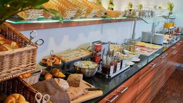 Pequeno-almoço tipo buffet nos dias úteis (17 EUR por pessoa)