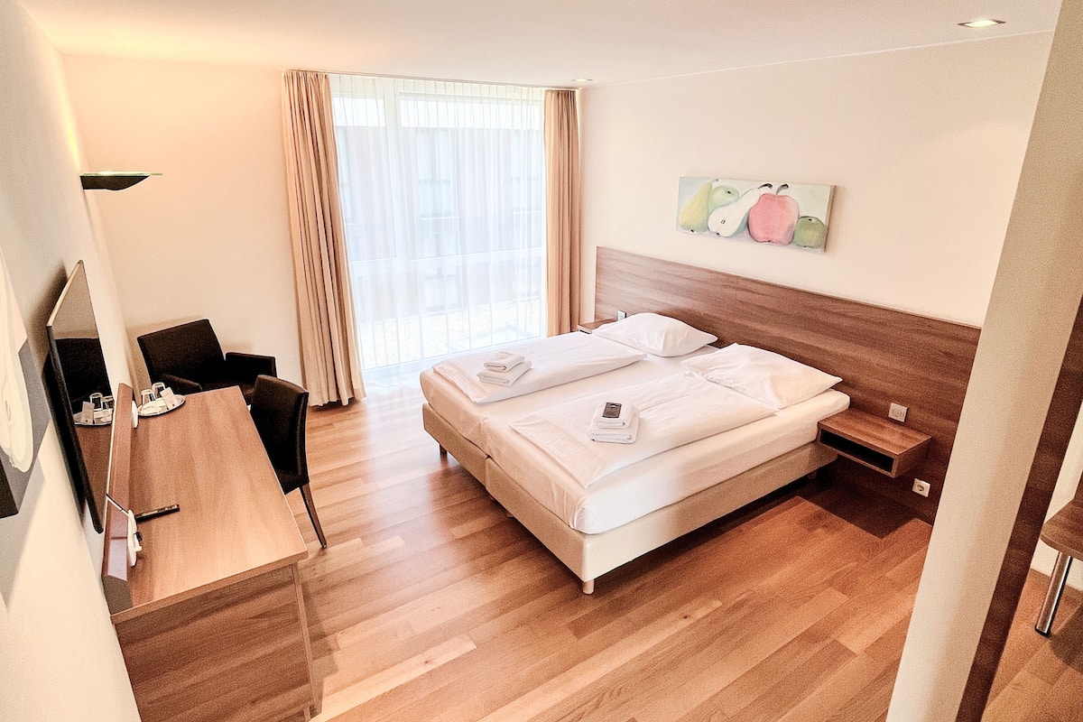 Quarto Duplo Empresarial | Roupa hipoalergénica, cofre no quarto, secretária