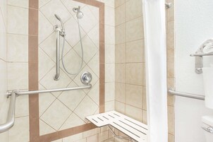 Quarto, 1 cama Queen, acessível | Banheiro | Chuveiro/banheira combinados, secador de cabelo, toalhas de banho