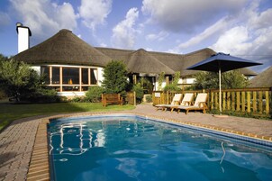 Piscina externa, funciona das 7h às 19h, espreguiçadeiras