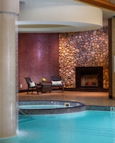 Piscina interna, funciona das 9h às 20h, espreguiçadeiras