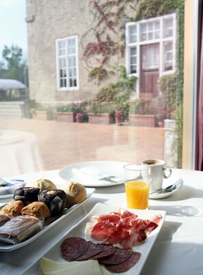 Café da manhã com buffet todos os dias (EUR 5.50 por pessoa)