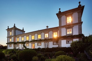 Fachada da propriedade à noite