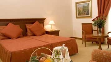 Roupas de cama premium, frigobar, cofres nos quartos, escrivaninha