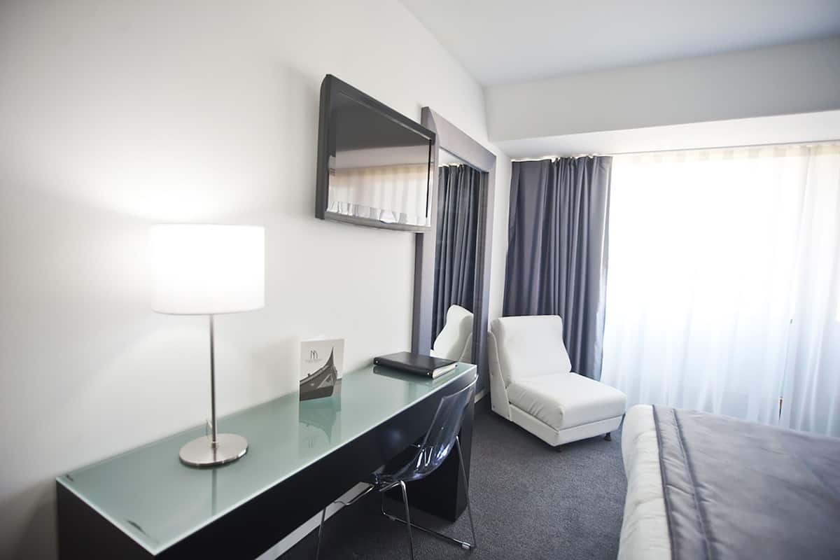Suite | Minibar, cofre no quarto, secretária, cortinas/cortinados opacos