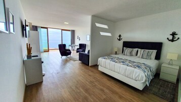 Apartamento panorâmico, em edifício anexo | Frigobar, cofres nos quartos, escrivaninha, cortinas blackout