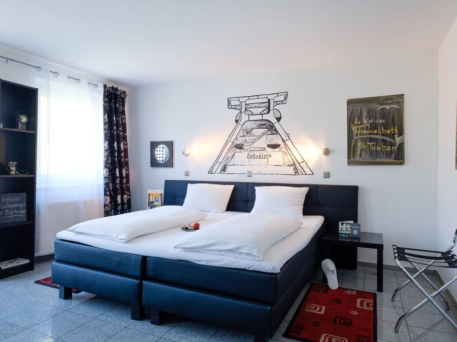 Quarto casal standard | Roupas de cama antialérgicas, cofres nos quartos, escrivaninha