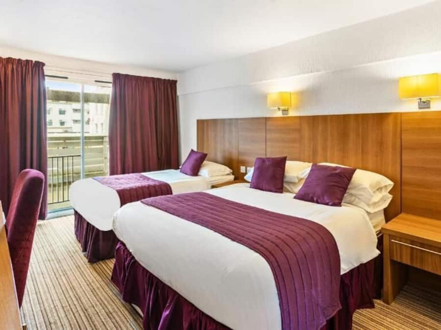 Quarto Triplo Standard, várias camas, não fumadores | Com decoração personalizada, com mobília individualizada, secretária