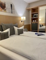 Roupa hipoalergénica, edredões de penas, minibar, cofre no quarto 