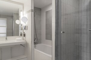 Suite Júnior, 1 cama king-size, vista para o campo de golfe | Casa de banho | Artigos de higiene pessoal grátis, um secador de cabelo 
