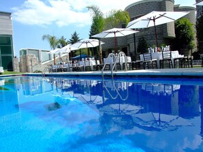 Piscina externa, guarda-sóis, espreguiçadeiras