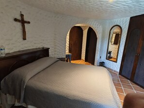 Quarto Clássico, 1 cama queen-size | Ferro/tábua de engomar, Wi-fi grátis, roupa de cama fornecida 