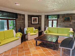 Bangalô família, 3 quartos, para fumantes, vista para a piscina | Ferros/tábuas de passar roupa, Wi-Fi de cortesia