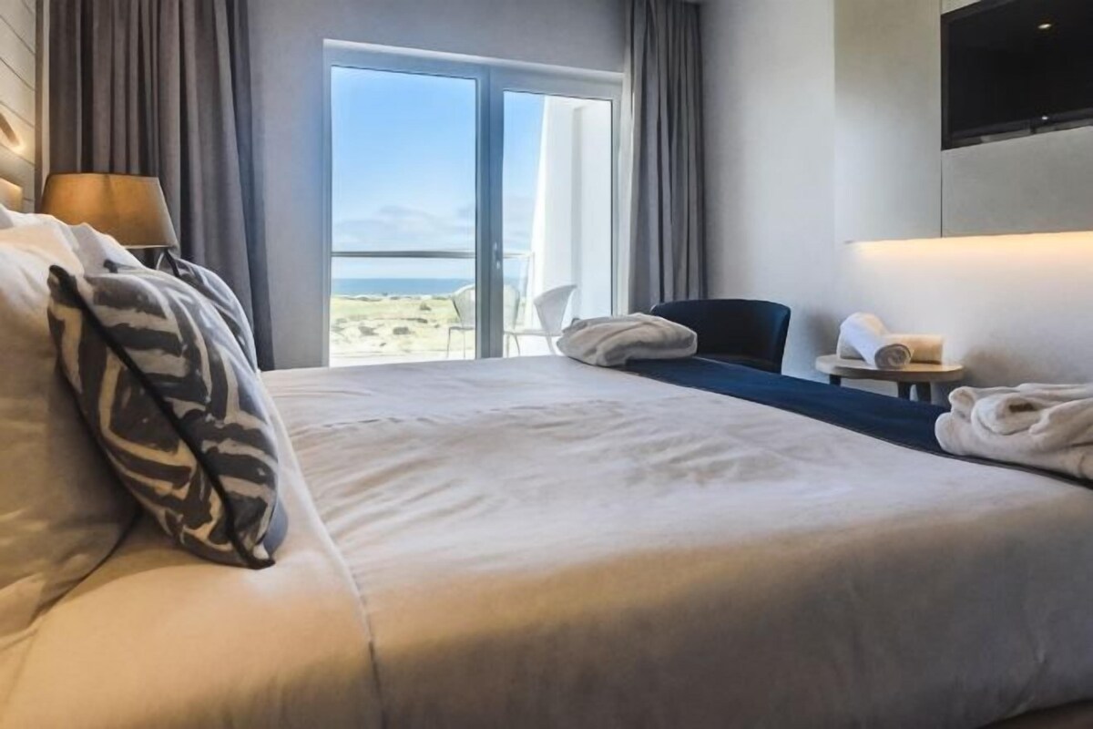 Roupa hipoalergénica, edredões de penas, minibar, cofre no quarto 