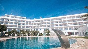 Piscina interior, piscina exterior sazonal, espreguiçadeiras 