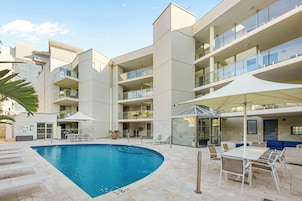 2 piscinas exteriores, guarda-sóis, espreguiçadeiras
