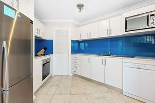 Apartamento Deluxe, 2 quartos | Cozinha privada | Uma cafeteira/bule, um frigorífico, um micro-ondas, um forno
