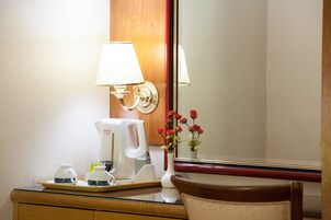 Quarto Quádruplo Familiar, 2 camas de casal, vista para o jardim | 1 quarto, secretária, cortinas/cortinados opacos 