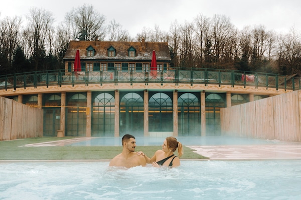 Piscina interior, piscina exterior, guarda-sóis, espreguiçadeiras