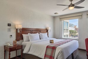 Suíte júnior, 1 cama King | Roupas de cama premium, frigobar, cofres nos quartos, escrivaninha