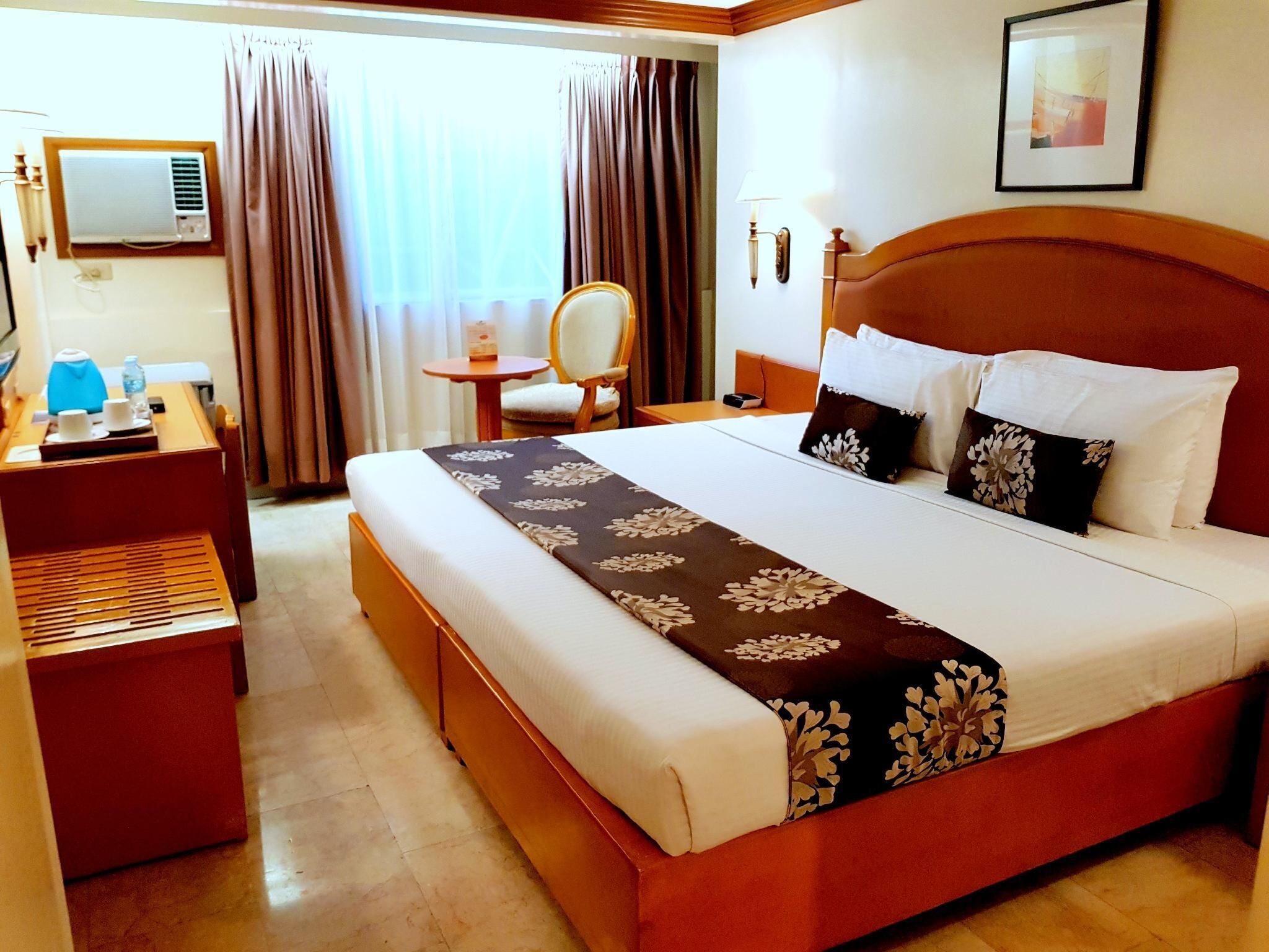 Cofres nos quartos, Wi-Fi de cortesia, roupa de cama