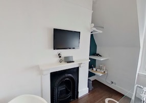 Tiffany Art Room- Double Den Room (Standard Double) | Sala de estar | Televisor LED de 32 polegadas com canais digitais, televisor 