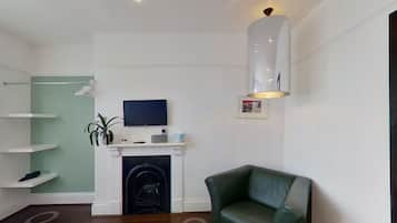Pavilion Room - King Room Suite (Separate Bathroom) | Sala de estar | Televisor LED de 32 polegadas com canais digitais, televisor