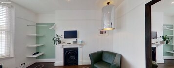 Pavilion Room - King Room Suite (Separate Bathroom) | Sala de estar | Televisor LED de 32 polegadas com canais digitais, televisor