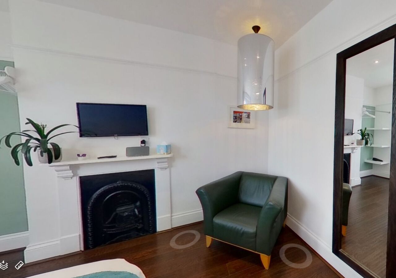 Pavilion Room - King Room Suite (Separate Bathroom) | Sala de estar | Televisor LED de 32 polegadas com canais digitais, televisor 