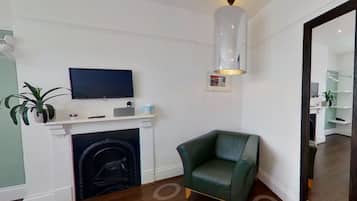Pavilion Room - King Room Suite (Separate Bathroom) | Sala de estar | Televisor LED de 32 polegadas com canais digitais, televisor