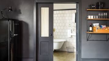 Produtos de toalete de grife, secador de cabelo, roupões de banho