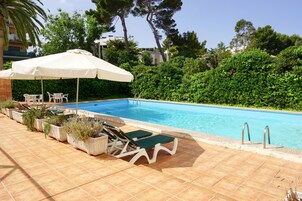 Piscina interior, piscina exterior, guarda-sóis, espreguiçadeiras 