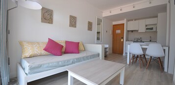 Apartamento Básico, 1 quarto, varanda | Secretária, Wi-fi grátis, roupa de cama fornecida